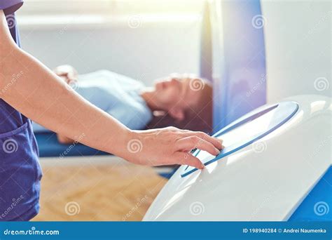 按住mri扫描仪的设置按钮关闭 病人做磁共振检查 库存照片 图片 包括有 专门技术 疾病 设备 198940284