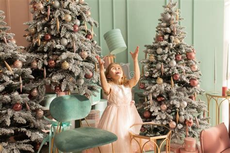 Feliz Natal E Feriados Felizes Garotinha Bonita Abre Presentes De Ano