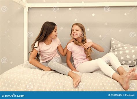 Kinder Entspannen Sich Und Spa Im Abend Habend Schwesterfreizeit M Dchen In Den Netten Pyjamas