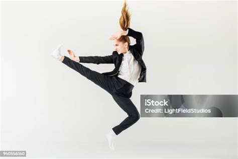 여성가 라 데 파이터 점프 하 고 수행에 킥에 고립 된 회색에 맞게 차기에 대한 스톡 사진 및 기타 이미지 차기 여자 스포츠 Istock