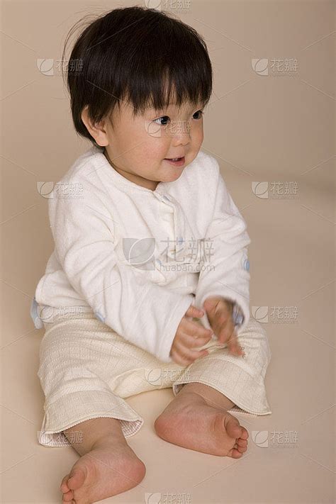 宝宝坐着的时候笑