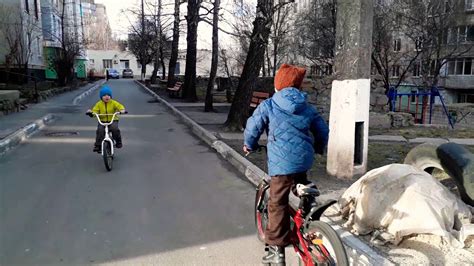 Дети катаются на великах зимой - YouTube
