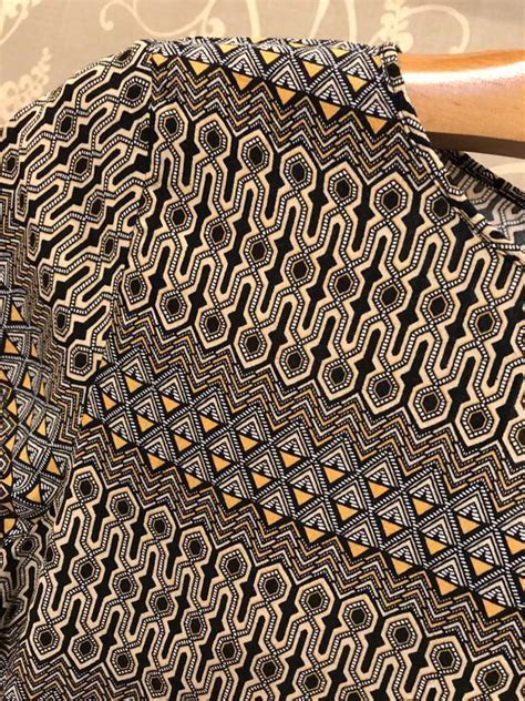 Дуже красива та стильна брендова блузка у візерунках 100 віскоза 19 — ціна 399 грн у каталозі