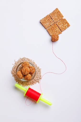 틸 굴 또는 달콤한 참깨 Laddu 와 피크리 용 인도 축제 마카르 산크란티 위에 흰색 배경 0명에 대한 스톡 사진 및 기타