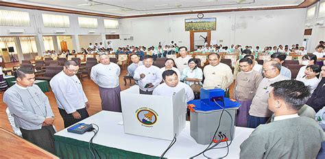 ပြည်ထောင်စု ရွေးကောက်ပွဲကော်မရှင်က မြန်မာအီလက်ထရောနစ်မဲပေးစက်နှင့် စပ်လ