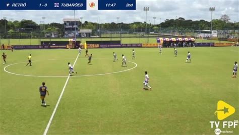 Garoto marca golaço de antes do meio de campo em semifinal do