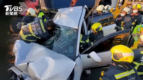 等紅燈！休旅車被撞扁 貨櫃車連環撞7車釀1死3傷│tvbs新聞網