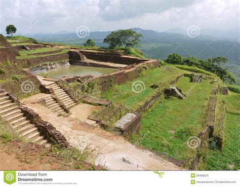 Los Leones Oscilan Sigiriya En Sri Lanka Foto De Archivo Imagen De