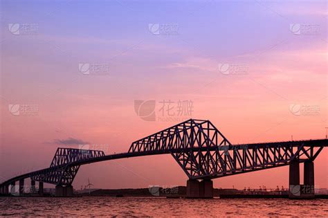 夕阳西下的东京门大桥在天空中熠熠生辉