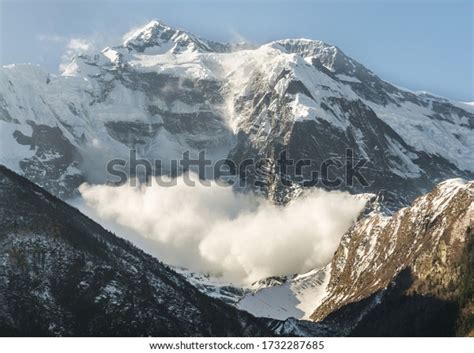 안나푸르나 Ii 산비탈의 눈사태 네팔 안나푸르나 스톡 사진 1732287685 Shutterstock
