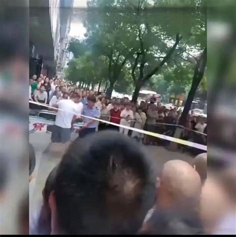 女子持刀刺伤牙医，警方通报→临湘市视频奖励