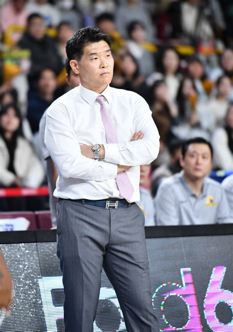 경기 후 ‘3연승 조상현 감독 ‘연승 중단 김효범 감독