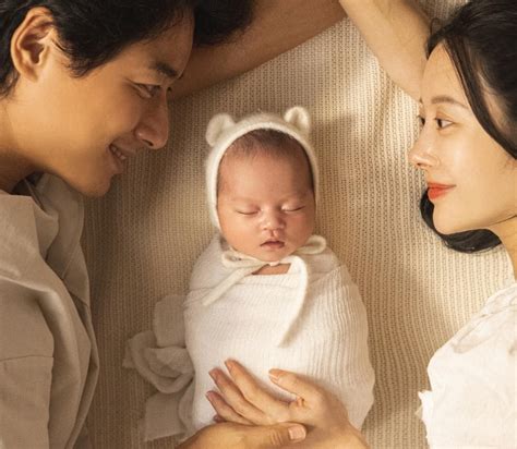 이지훈♥아야네 생후 20일 딸과 첫 가족사진둘이 만나 셋