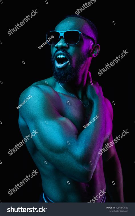 Photo de stock Portrait d une vague rétro d un jeune Shutterstock