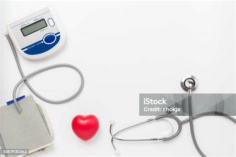 레드 심장 청진 기 및 흰색 배경 건강 관리 개념에 고립 된 의료 기기 건강 진단에 대한 스톡 사진 및 기타 이미지 건강 진단 건강관리와 의술 검사 보기 Istock