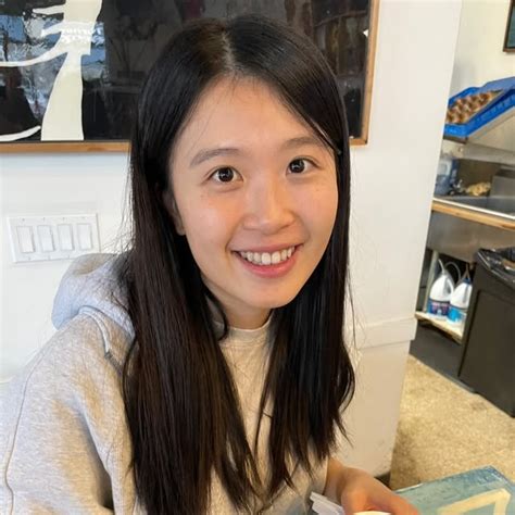 請問也有上禮拜結婚的新人嗎？我的花藝佈置連一隻玫瑰花都沒有是正常的嗎？事後問花藝師她給我的回覆是上禮拜下大雨所以玫瑰都水傷🥺 費用也沒少花