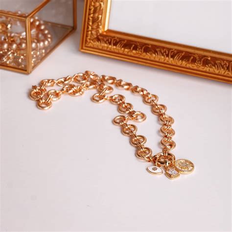 Если ваши вещи лежат везде на полках столах в прихожей или на кухне и создают визуальный