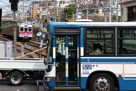 クイズバスの窓ガラスのむこう右へカーブする線路は クイズ 鉄道チャンネル