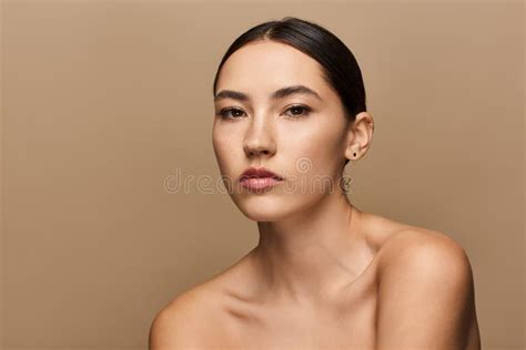 Belleza Cautivadora De Una Joven Morena Imagen De Archivo Imagen De Minimalismo Calma