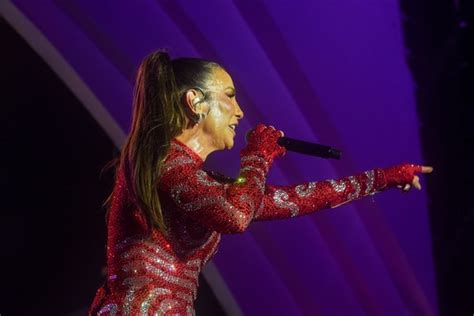 Marcelinho filho de Ivete Sangalo ganha chamego da mãe no Festival de