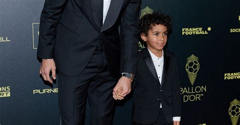 Karim Benzema et son fils Ibrahim Photocall du ème Ballon d Or au Théâtre du Chatelet à