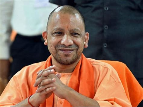 Cm योगी आदित्यनाथ के हेलिकॉप्टर से टकराया पक्षी वाराणसी में हुई