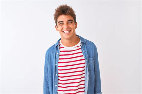 스트라이프 티셔츠와 데님 셔츠를 입은 젊은 잘생긴 남자는 얼굴에 행복하고 시원한 미소와 고립 된 흰색 배경 위에 운이 좋은 사람 T 셔츠에 대한 스톡 사진 및 기타 이미지