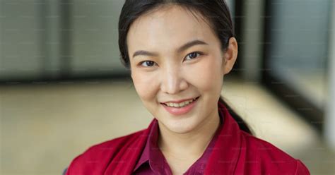 휴대용 태블릿을 사용하여 일정을 확인하는 여성 전무 이사의 초상화 카메라에 눈 사업가 개념 사진 Unsplash의 태국 이미지