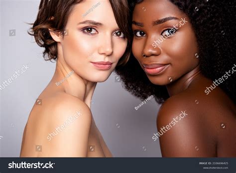 Retrato De Dos Mujeres Desnudas Atractivas Foto De Stock Editar Ahora