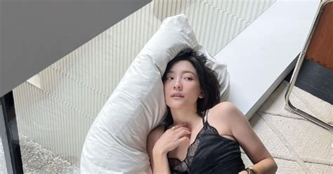 재벌집 며느리 박지현 슬립만 입고 누워 뽐낸 글래머 몸매
