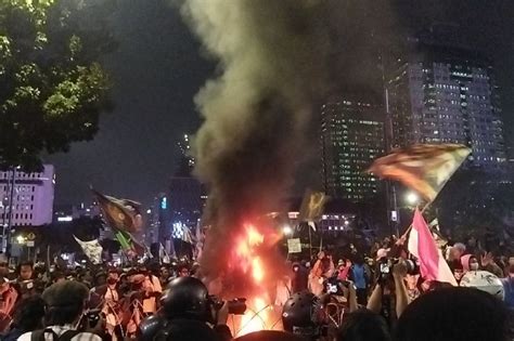 Unjuk Rasa Di Patung Kuda Malam Ini Masih Memanas Massa Mahasiswa