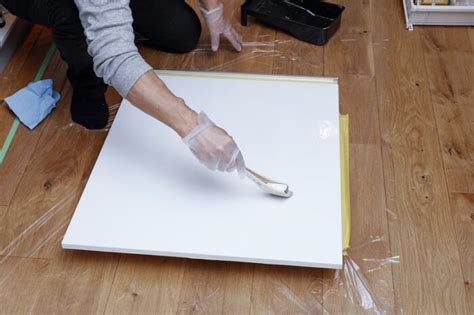 キッチン扉をリメイク 傷んだキッチンのパネルを素敵なシートで変身 Diycity