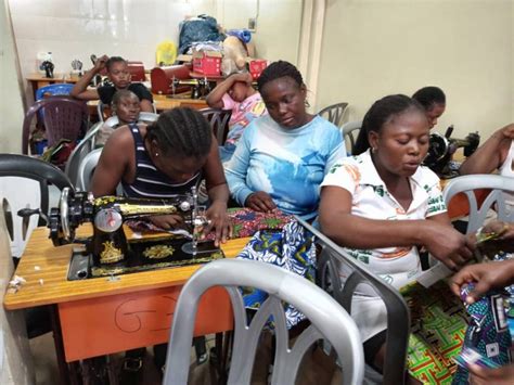 Des Filles Ex Kulunas En Passe De Devenir Des Couturières Grâce Au