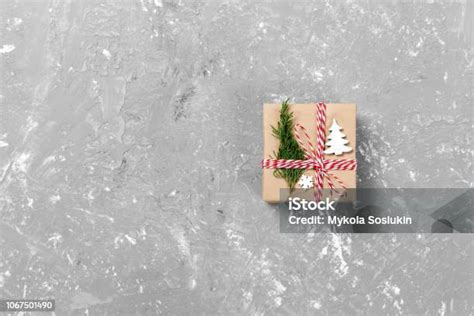 선물 상자 크리스마스 장식으로 리본 활과 재활용된 종이에 싸서 테이블 배경 시멘트 공간 복사 1월에 대한 스톡 사진 및 기타