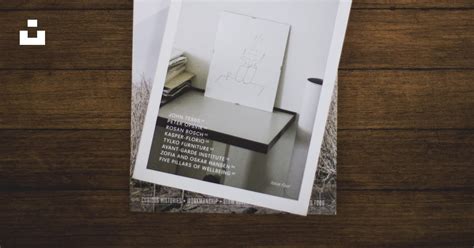 갈색 쪽모이 세공 마루 바닥에 흰색과 검은 색 판지 사진 Unsplash의 무료 잡지 이미지