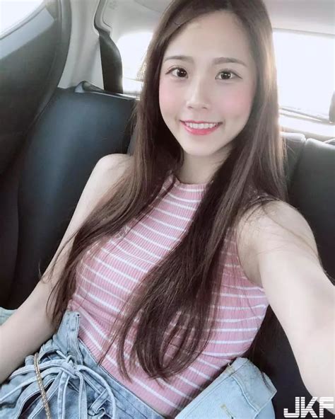 地板動作是這樣練的嗎？「正妹大學生」實況主李花為了練舞挑戰極限姿勢