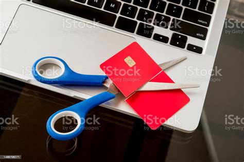 가위 잘라낸 은행 또는 신용 카드의 평면도는 현대 노트북에 있습니다 선택적 초점 가위에 대한 스톡 사진 및 기타 이미지 가위