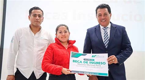 Noticiero Panorama Queretano Estudiantes De UTSJR Reciben Beca