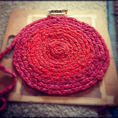 Mistledoe How To Make A Braided Rag Rug Yarn Diy Braided Rug Diy Diy Rug