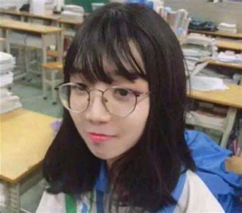 女同学给男生化一个淡妆，结果男生戴假发后，女同学忍不住亲了他