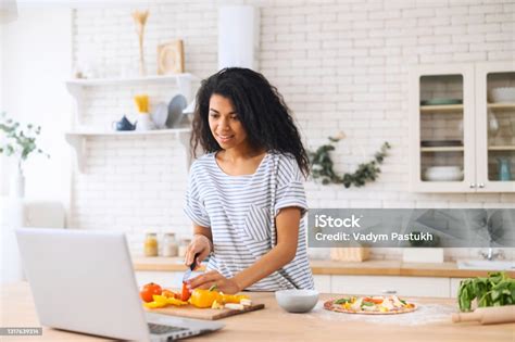 노트북에서 마스터 클래스를 보면서 요리하는 좋은 미소 인종 소녀 가상현실에 대한 스톡 사진 및 기타 이미지 가상현실 요리