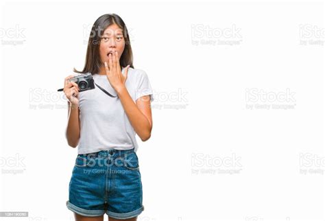 젊은 아시아 여 자가 손으로 실수 두려움 침묵 비밀 개념에에서 무서 워의 표현에 대 한 수치와 충격 절연된 배경 표지 입에