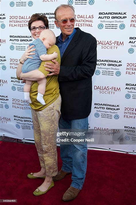 Sheri Stowe Weller Peter Weller And Son Teddy Arrive For The 25th
