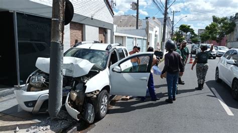 Mulher Fica Ferida Após Carro Colidir Em Poste No Centro Folha1 Geral
