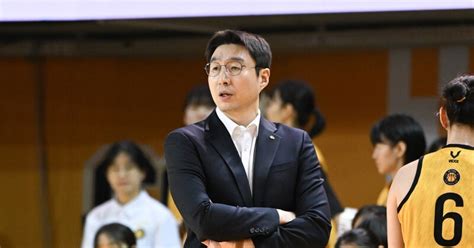 경기 후 김완수 Kb 감독 끝까지 투지를 발휘해서 승리했다” 구나단 신한은행 감독 실책이 너무 많이 나왔다”