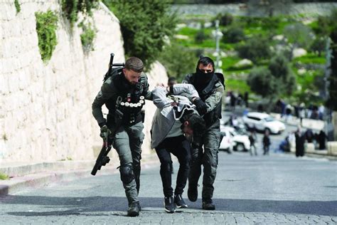 Onlarca yerleşimci İsrail polisinin koruması altında Mescid i Aksaya