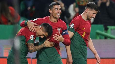 رونالدو يكسر رقم المطوع ويصبح عميد لاعبي العالم