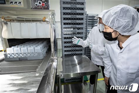 다회용 컵 세척과정 살피는 한화진 장관