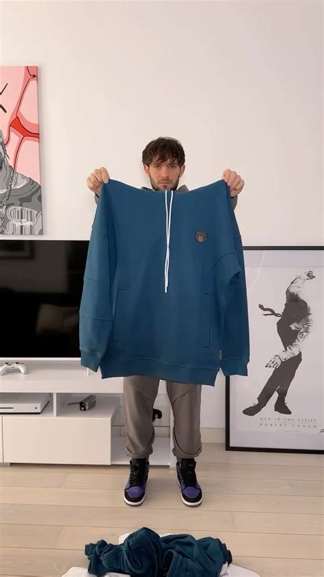 ХУДІ ДЖОГЕРИ ФУТБОЛКИ ШОРТИ СОРОЧКИ БРЮКИ КОСТЮМИ ЖИЛЕТКИ Лонгслів — основа яка має бути в