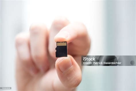 젊은 남자는 그의 손에 작은 메모리 카드를 들고 텍스트 공간 Usb 메모리에 대한 스톡 사진 및 기타 이미지 Usb 메모리